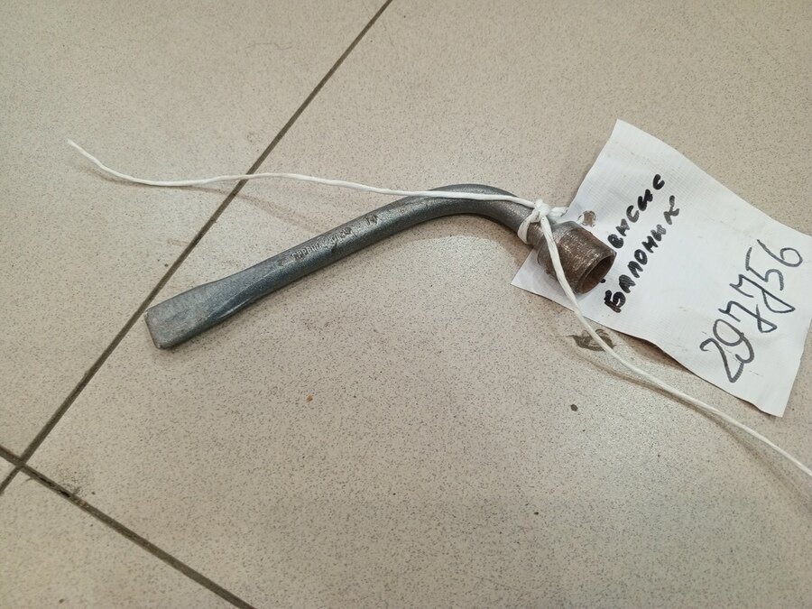 Ключ баллонный от Toyota Avensis 2 2003-2009