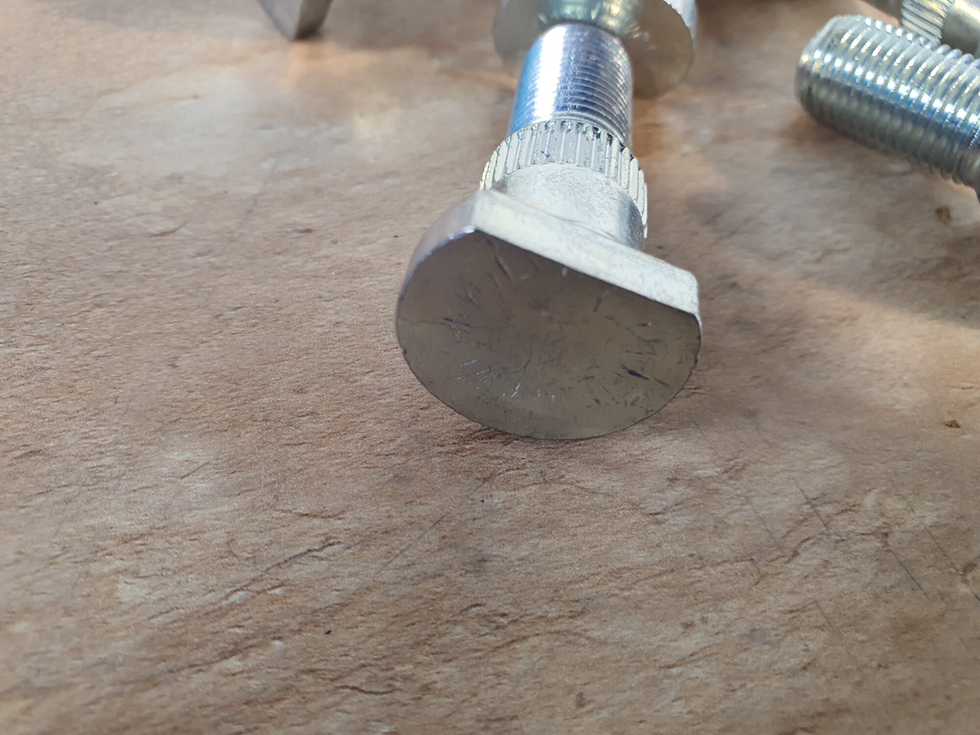 Шпилька Передней Ступицы Ваз Нива 2121 213 214 2131 Шевроле Урбан и тд. 1 шт.