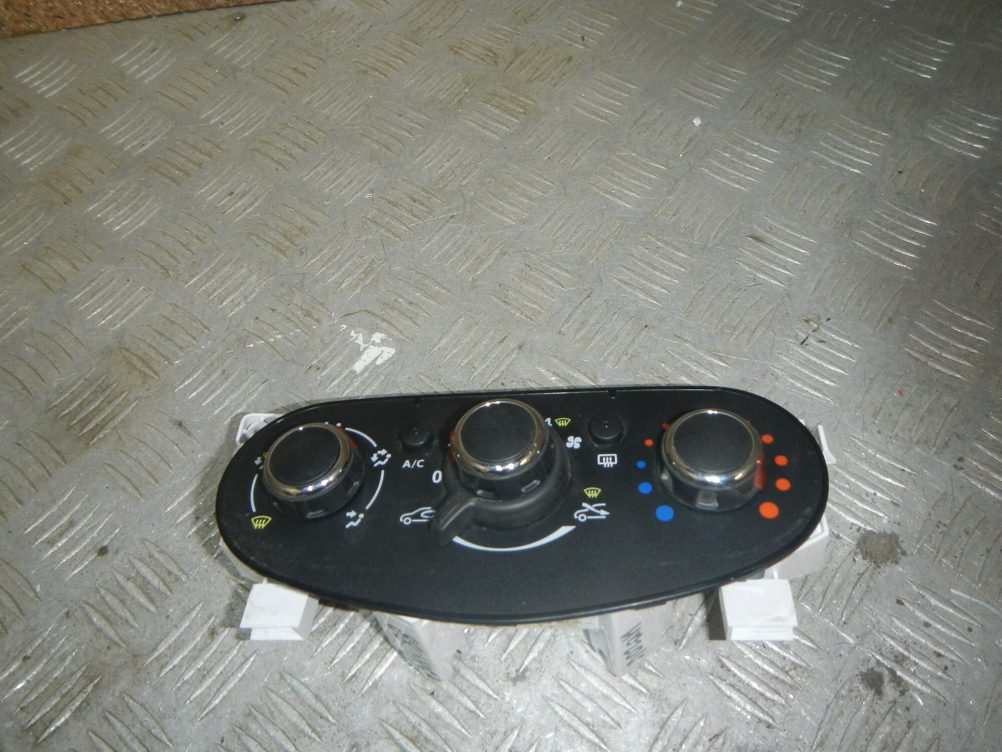 Б/У Блок управления климатической установкой, Renault (Рено)-LOGAN (14-) RENAULT LOGAN (14-) С кондиционером. Сломано кре...