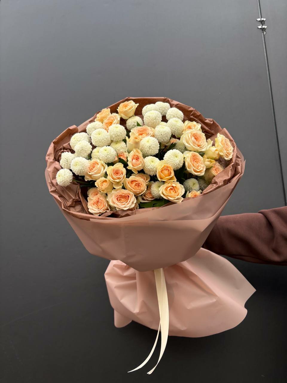 Сборный букет с кустовой розой и хризантемой ньютон в стильной упаковке