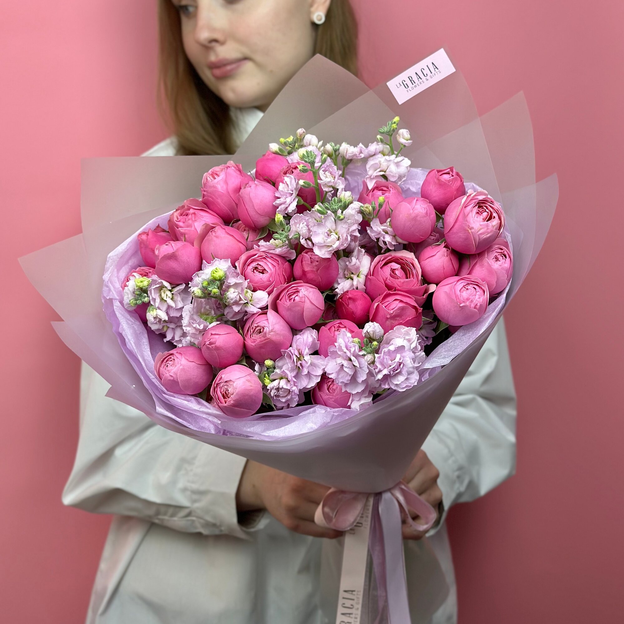 Воздушный букет из пионовидных кустовых роз и ароматной маттиолы