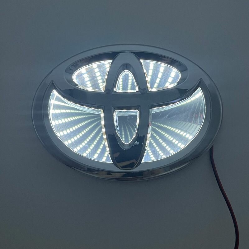 Шильдик эмблема Тойота светящаяся 3D для автомобилей Toyota 100*68mm
