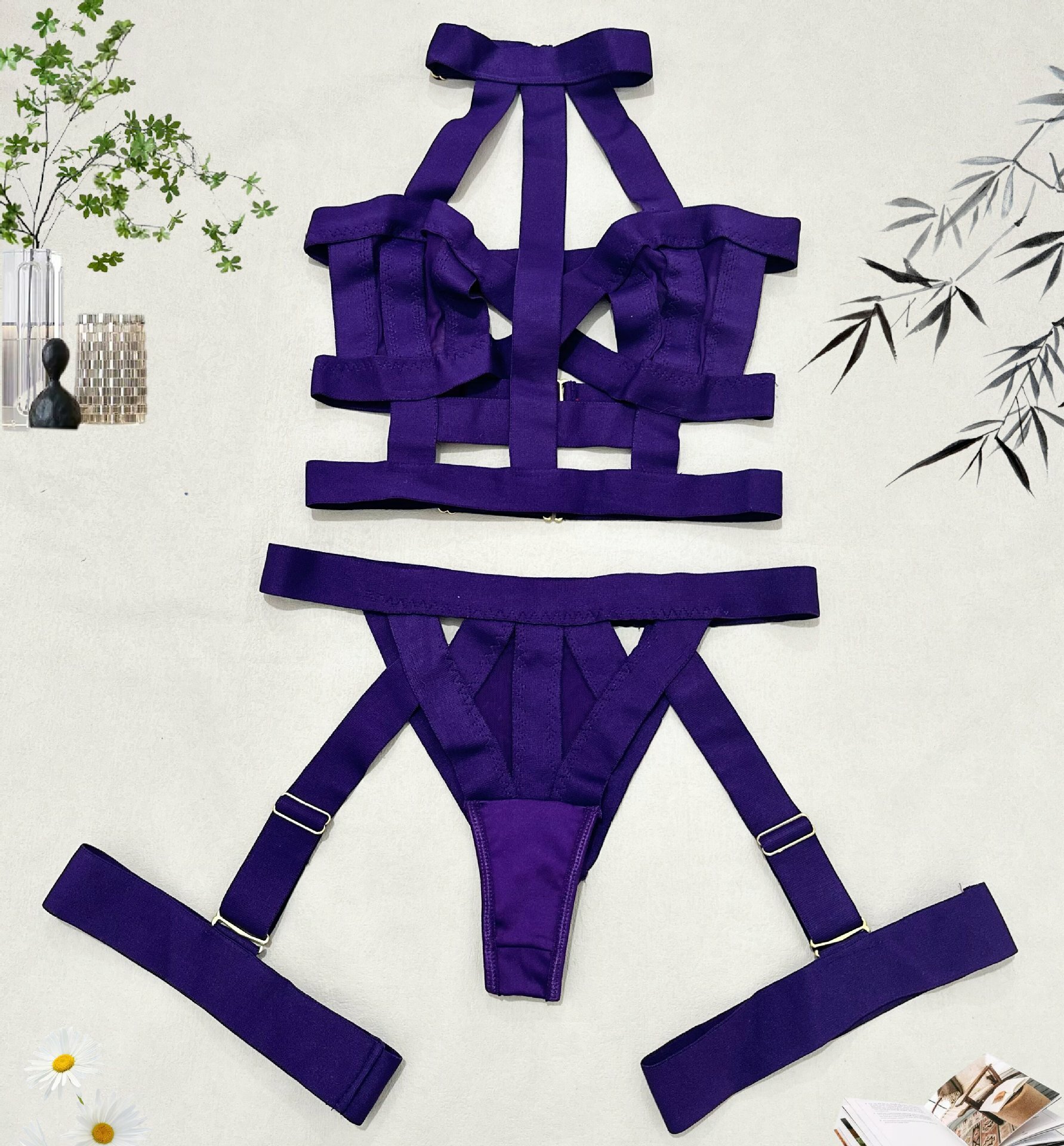 Этот модный комплект бюстгальтеров отличается уникальным и соблазнительным дизайном американской проймы с вырезами, эластичной бандажной тканью и сексуальными эротическими деталями.