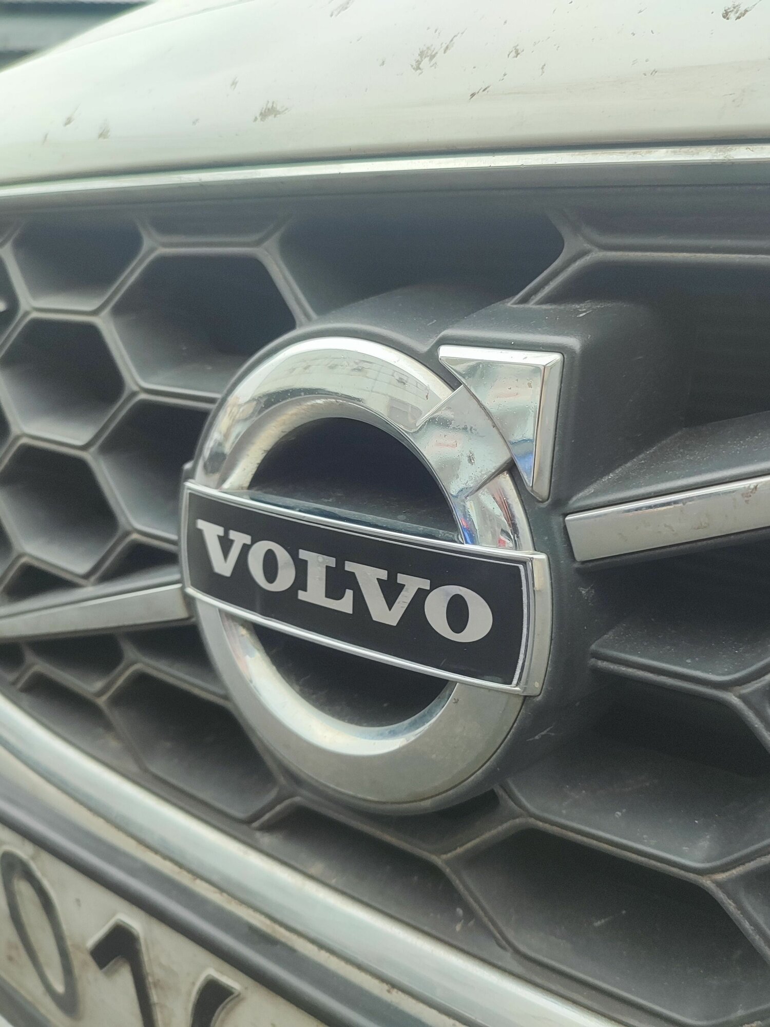 Наклейка VOLVO черная на решетку радиатора размер 13.3 см х 3.3 см