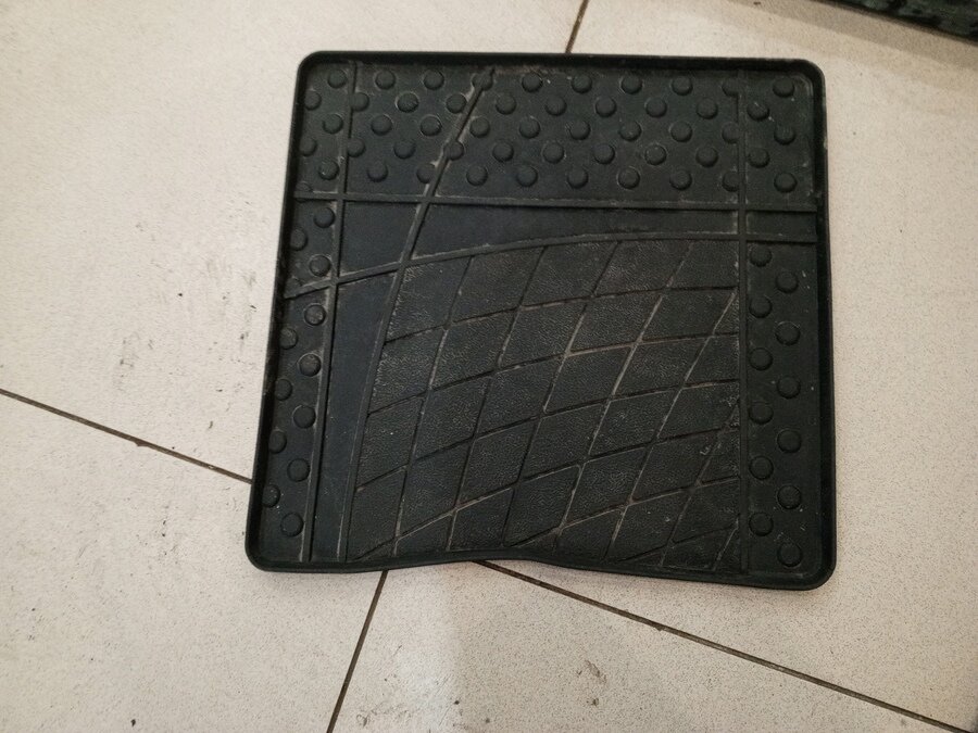 Коврик салона передний правый от Mitsubishi Lancer 9 CS 2000-2008