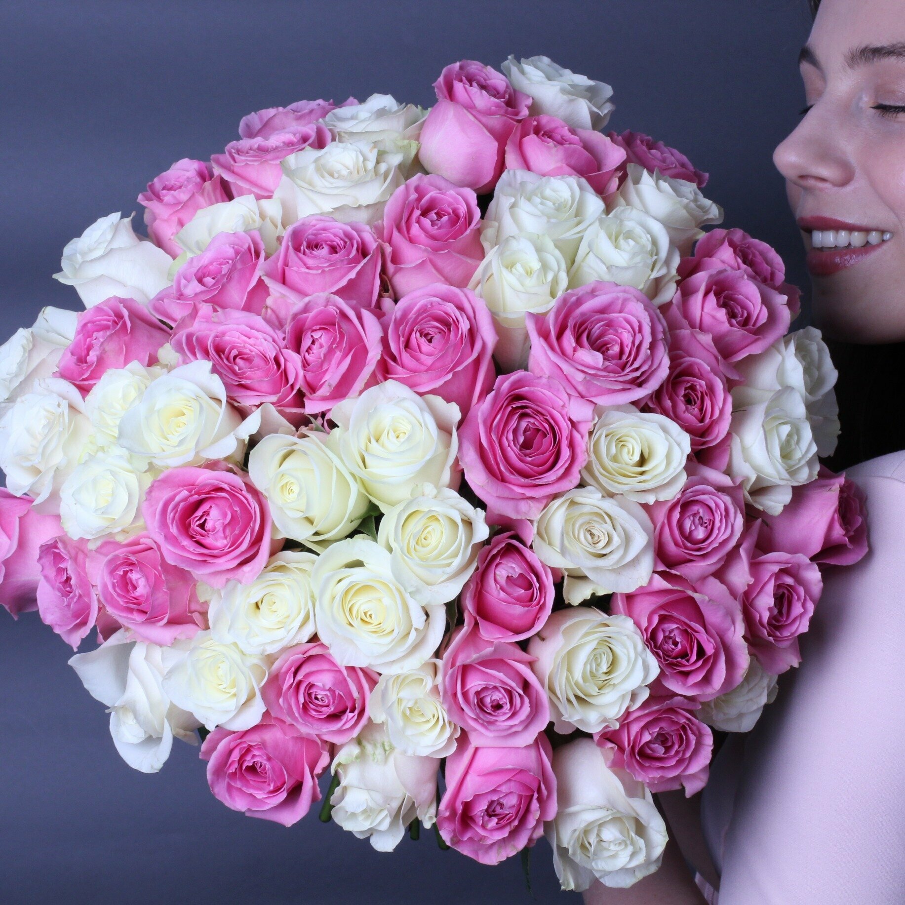 Монобукет FLORY LOVE из 75 белых и розовых роз, для любимых и близких.
