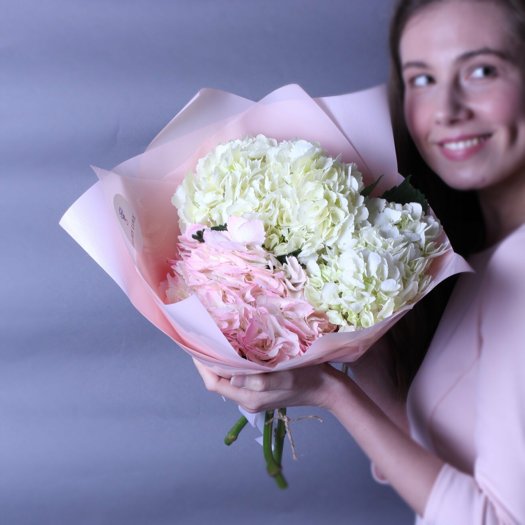 Монобукет из 3 пышных гортензий в корейской пленке "Крылья Флори".