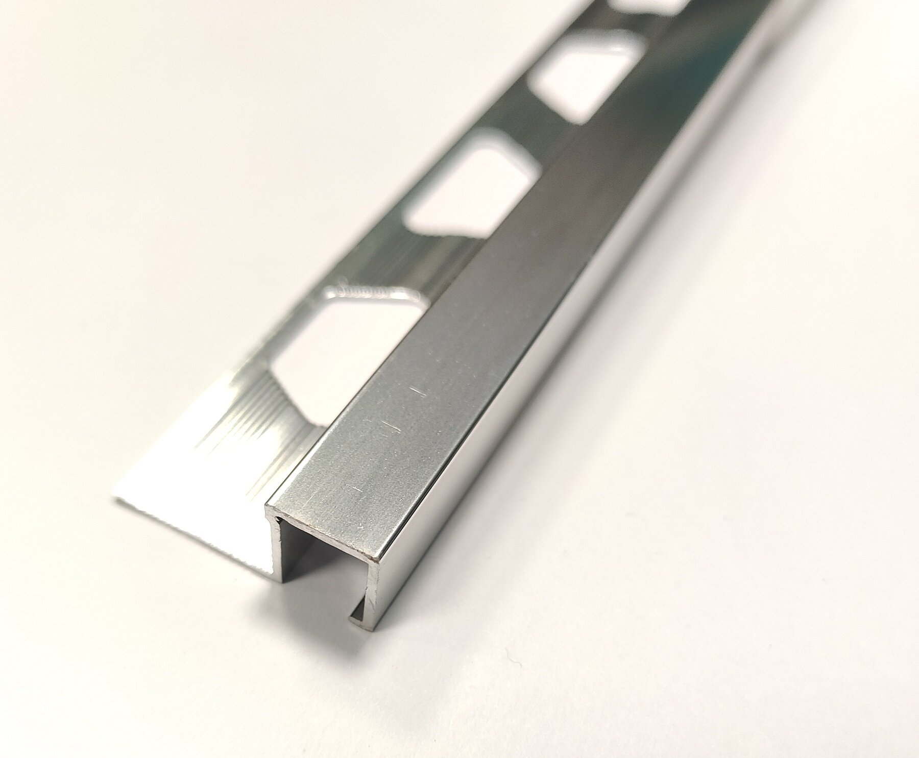 Профиль алюминиевый П - образный закладной для плитки и керамогранита 10х10мм длина 2,7м, ПО-П10х10 (анод серебро глянец)