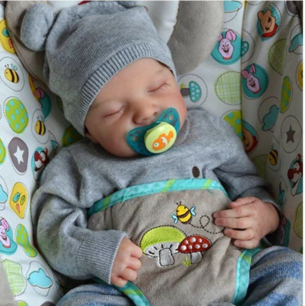 Обычная версия 19-дюймовой куклы Levi Reborn, имитирующей детскую куклу реборн