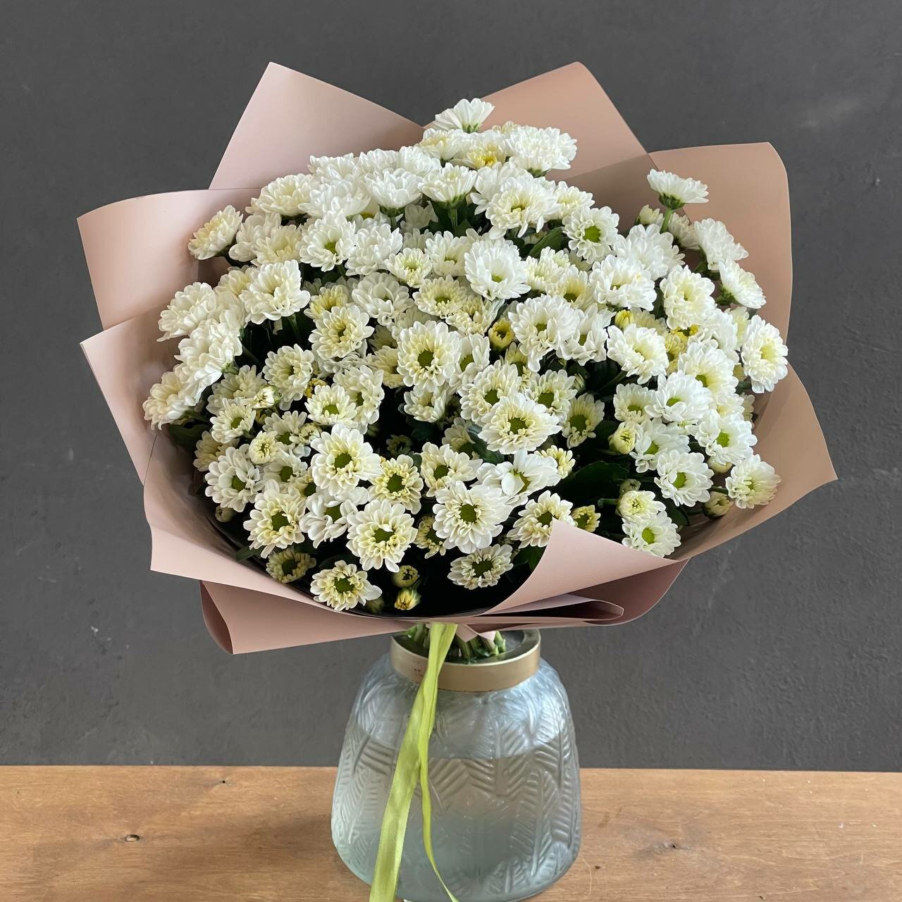 Монобукет Flowers Emily "Хризантемы Сантини", 15 штук, высота 48см, белый