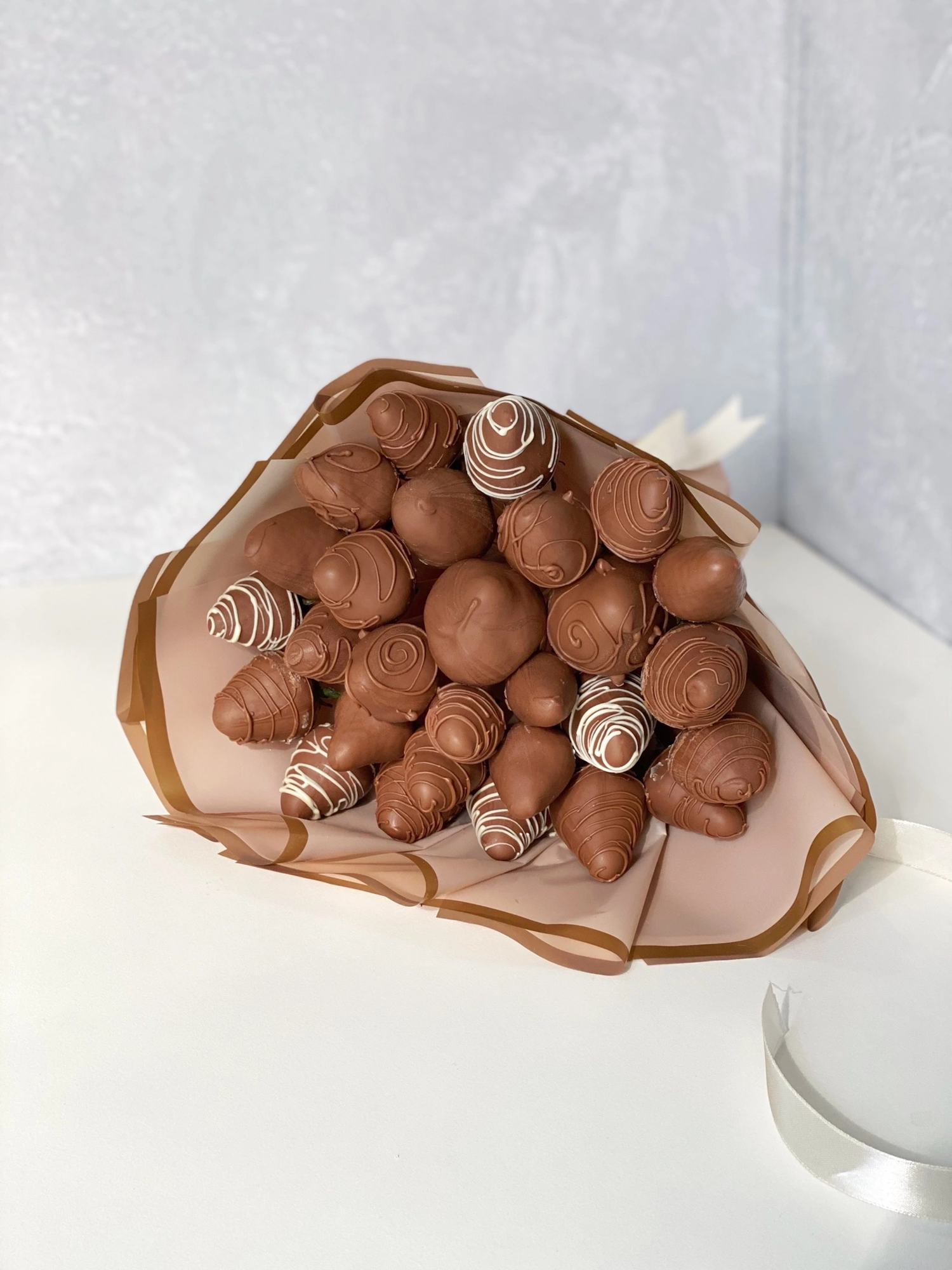 Букет из клубники в молочном шоколаде "Коррунд" от Fleur & Bonbon