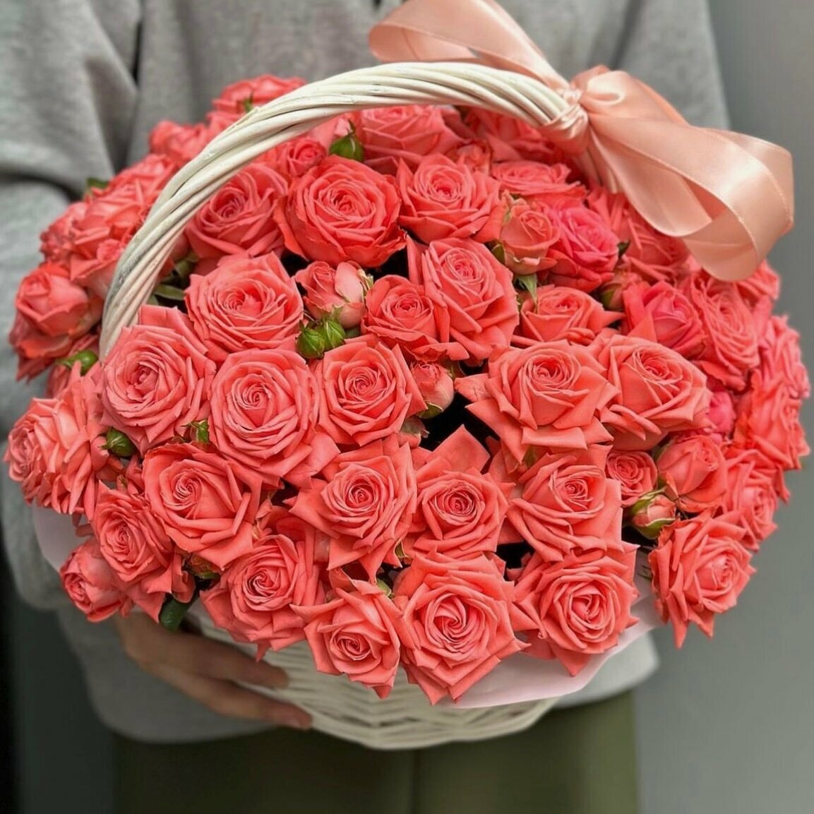 Букет из оранжевых кустовых роз 51 шт в корзине, красивый букет цветов, шикарный, премиум цветы, премиум букет