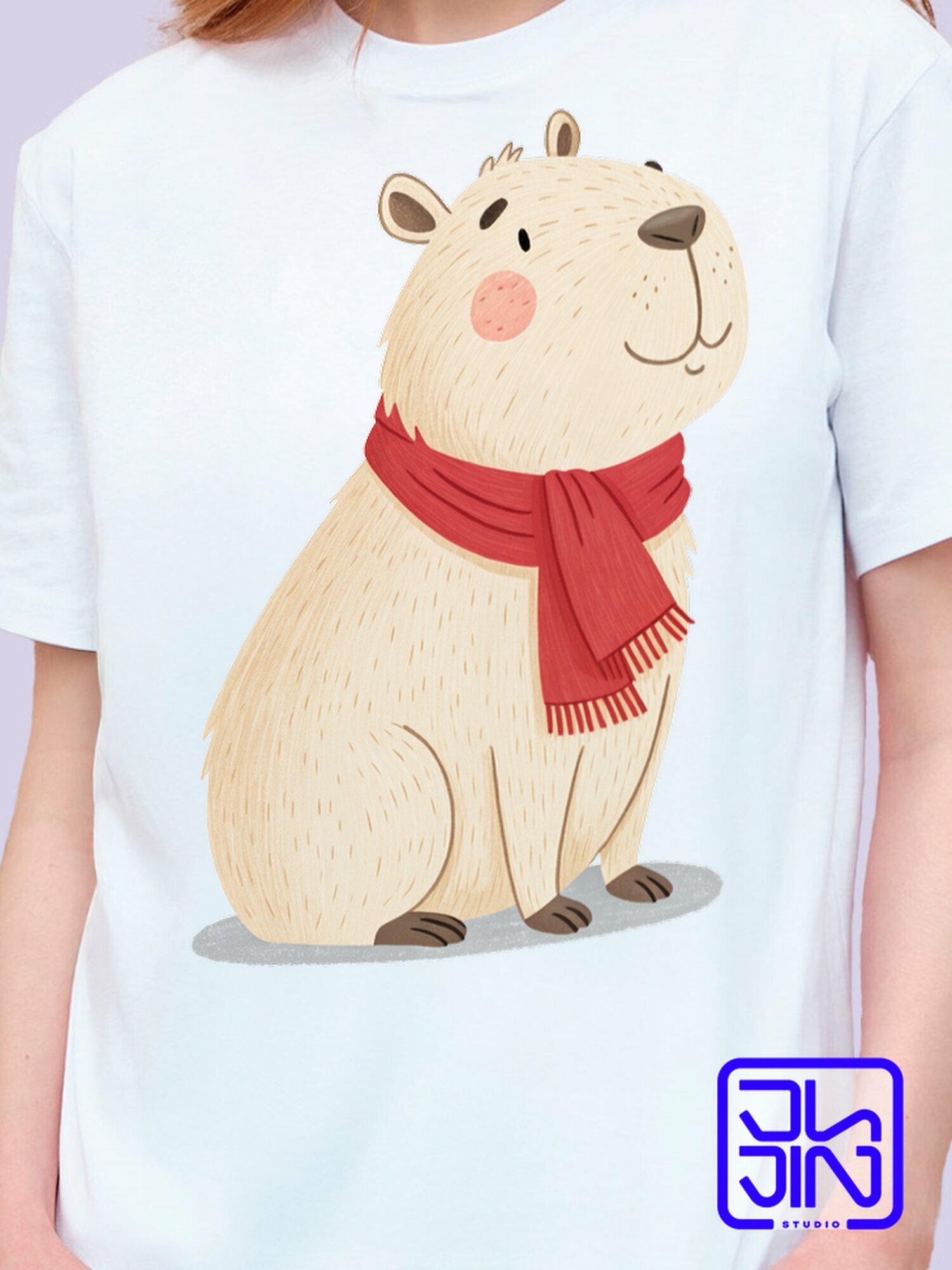 Футболка классическая женская с авторским принтом Смешная бежевая капибара в красном шарфе, кремовый принт с милыми животными, белый хлопковый трикотаж с прикольным рисунком на груди