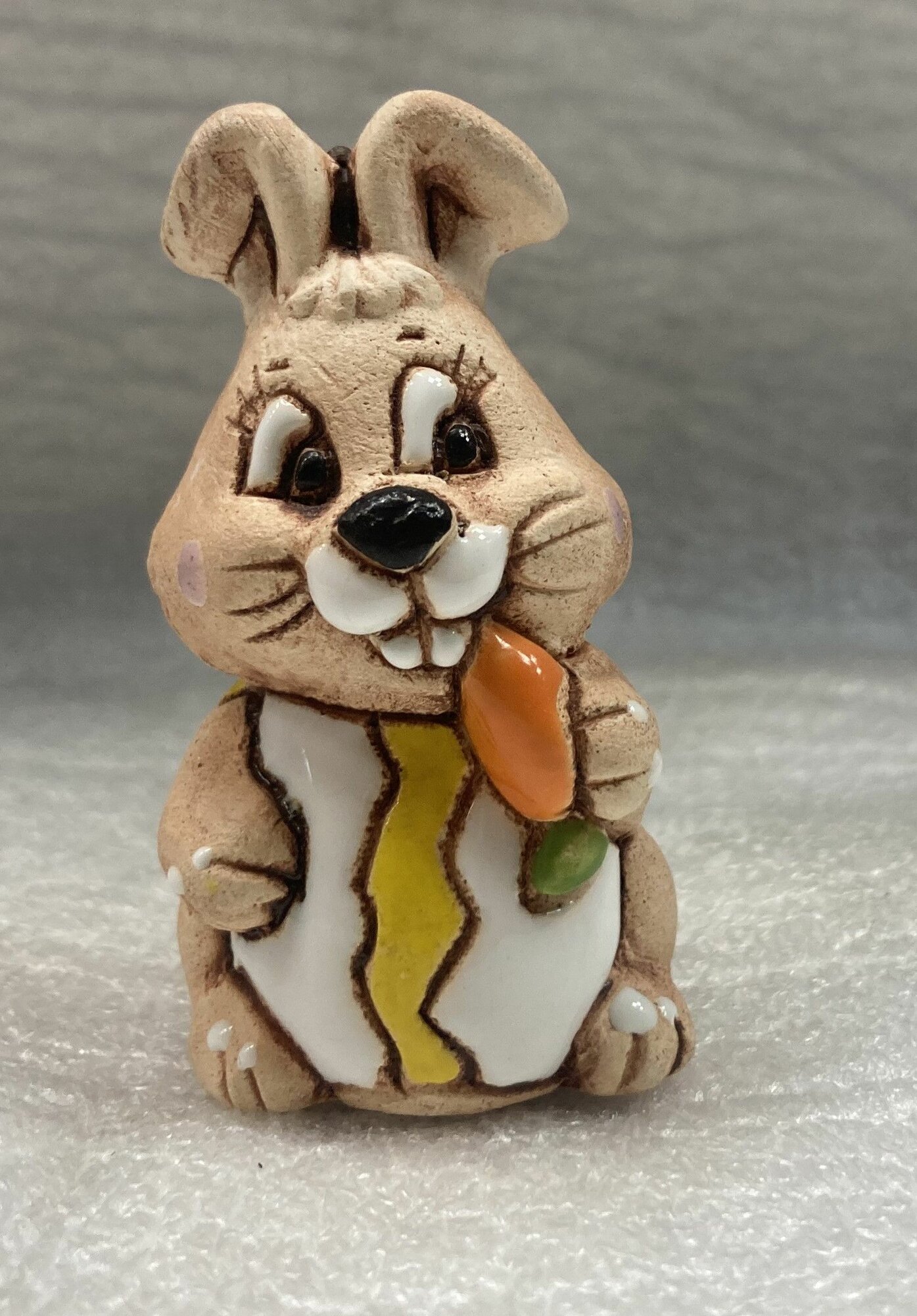 Арт-Салон на Октябрьской, статуэтка "Заяц малый с морковкой", керамика, 6х3,5х3,5 см.