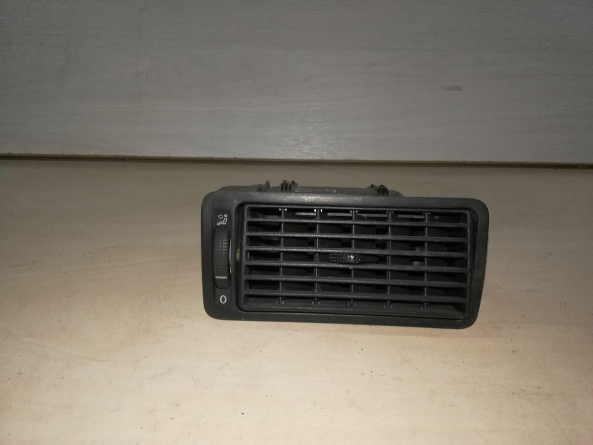 Дефлектор решетка торпеды правый Volkswagen Golf 4 1J1819704C