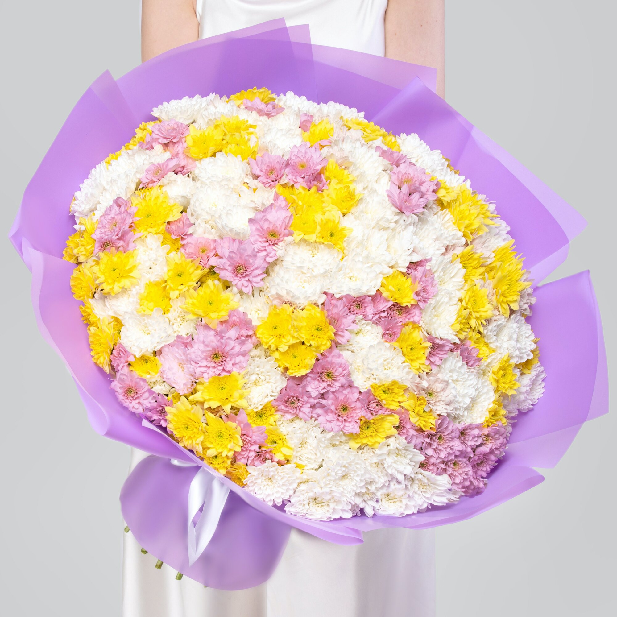 Букет Мегацвет24, Кустовые Хризантемы Микс, 101 цветок, дизайнерская упаковка