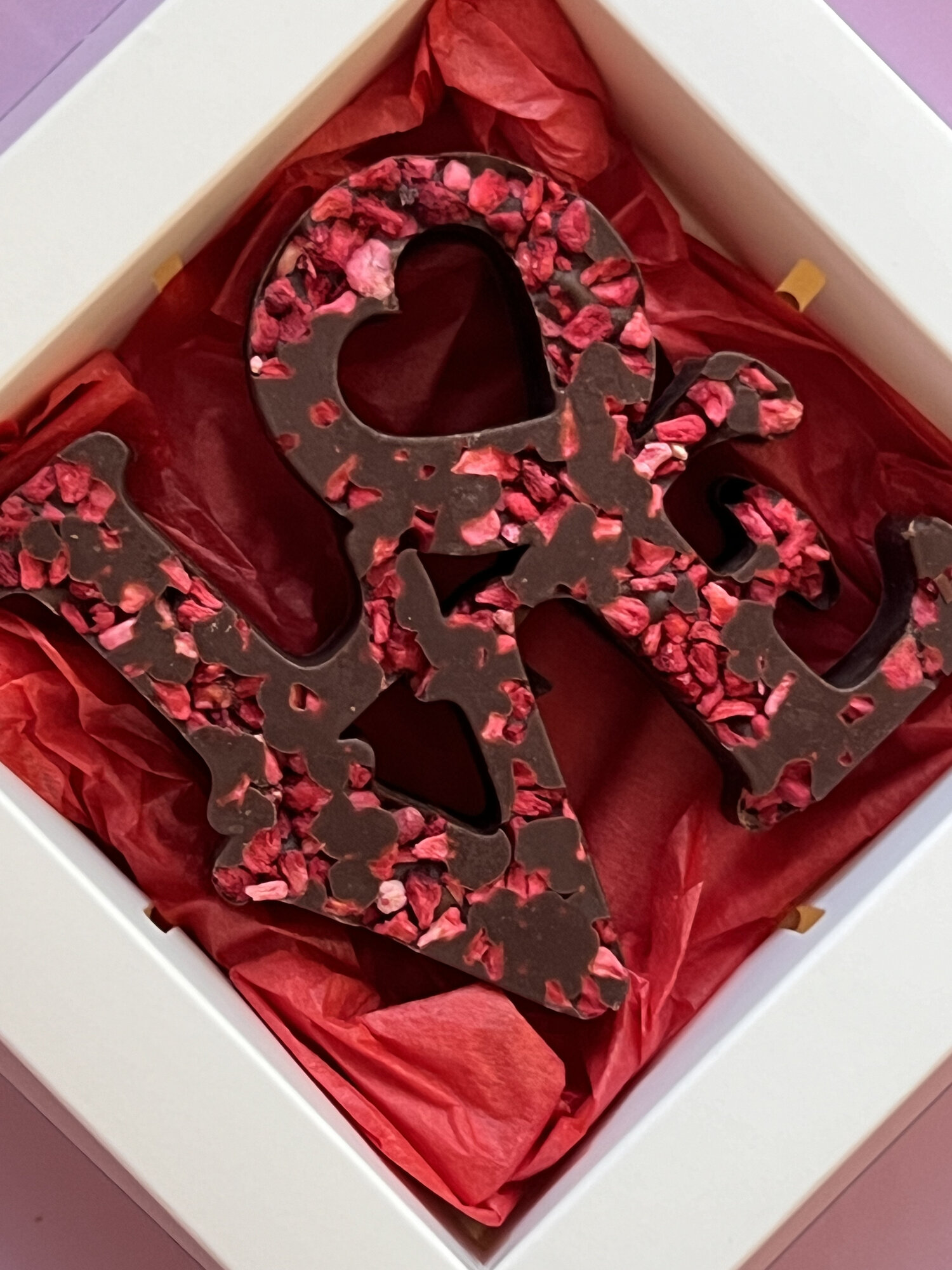 Шоколадная фигура "Любовь" №2 с малиной, темный шоколад, ручная работа