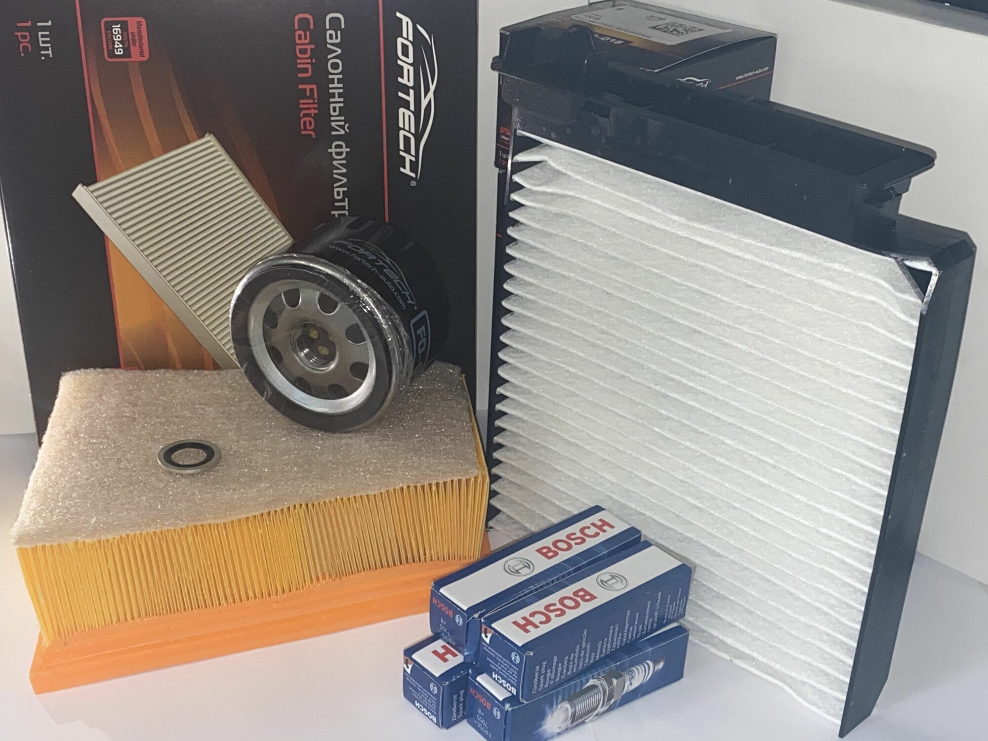 Комплект фильтров+ свечи зажигания на Рено Дастер; Логан; Ларгус с двигателем 1.6 K4M 102 л. с,2.0 F4R 135 л. с.(фильтр масляный, воздушный, салонный + прокладка сливной пробки свечи зажигания)