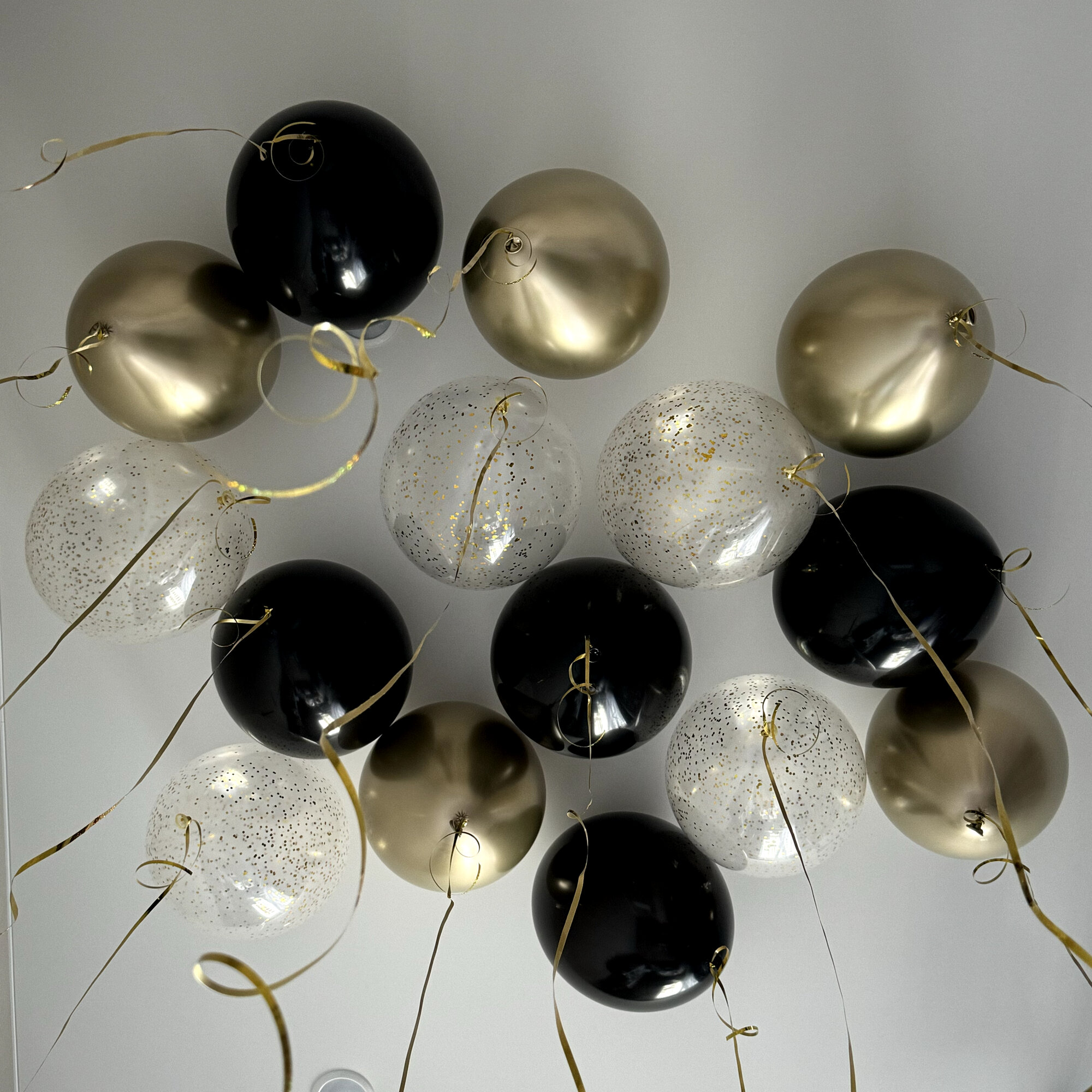 Воздушные шары для потолка "Черный, золотой, с блестками" 15 штук