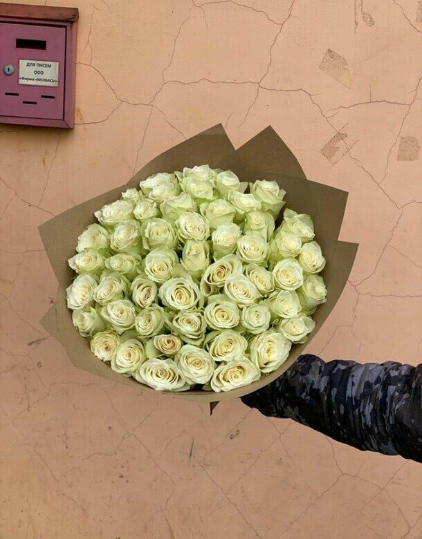 Букет Well Flowers, дизайнерская упаковка, 51 белая роза, 50см, букет свежих цветов