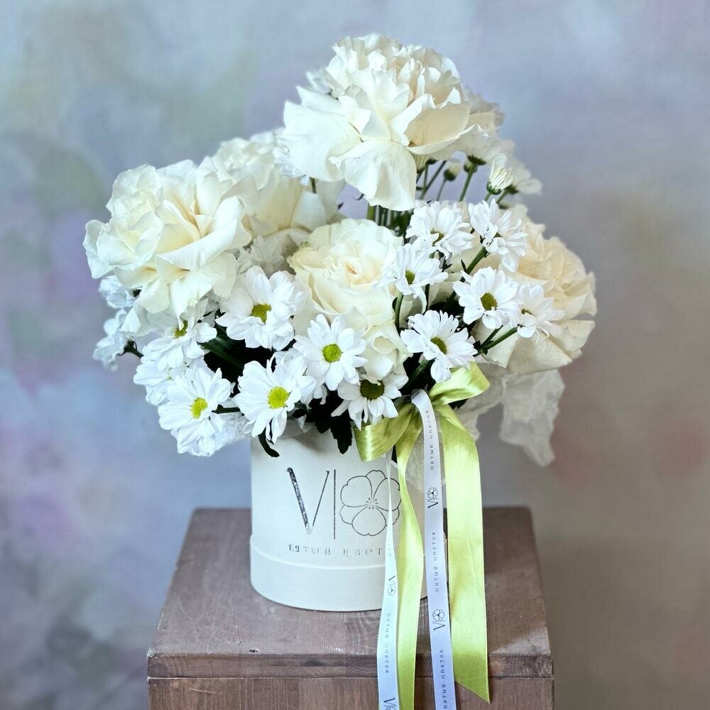 Белая роза с хризантемой в коробке