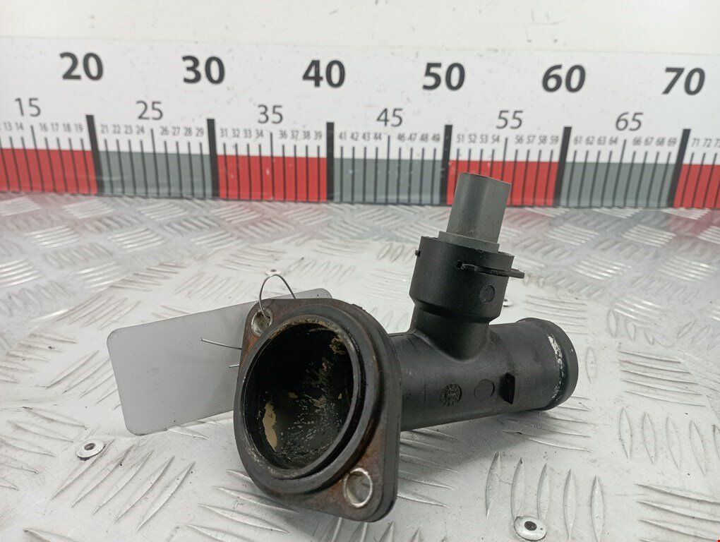 Корпус термостата Volkswagen Caddy 3 03L121121A арт. 1785936