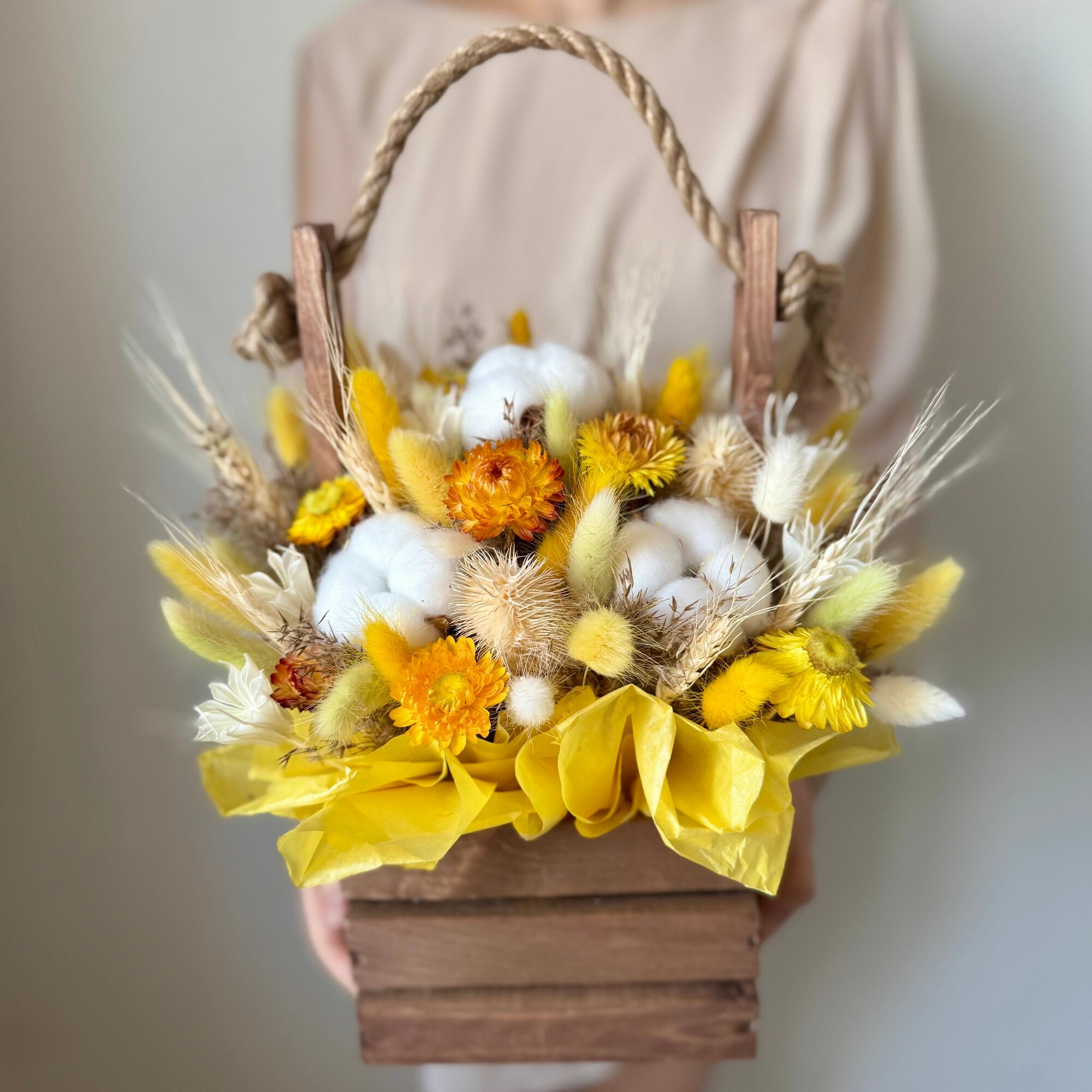 Полевые сухоцветы желтые в деревянном ящике