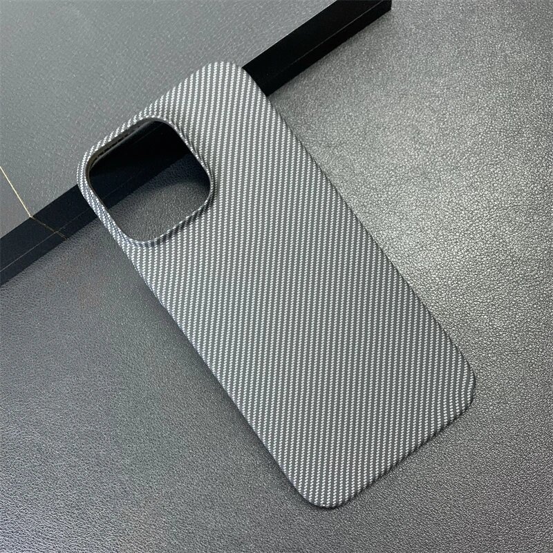 Серый чехол для iPhone 14 из углеродного волокна