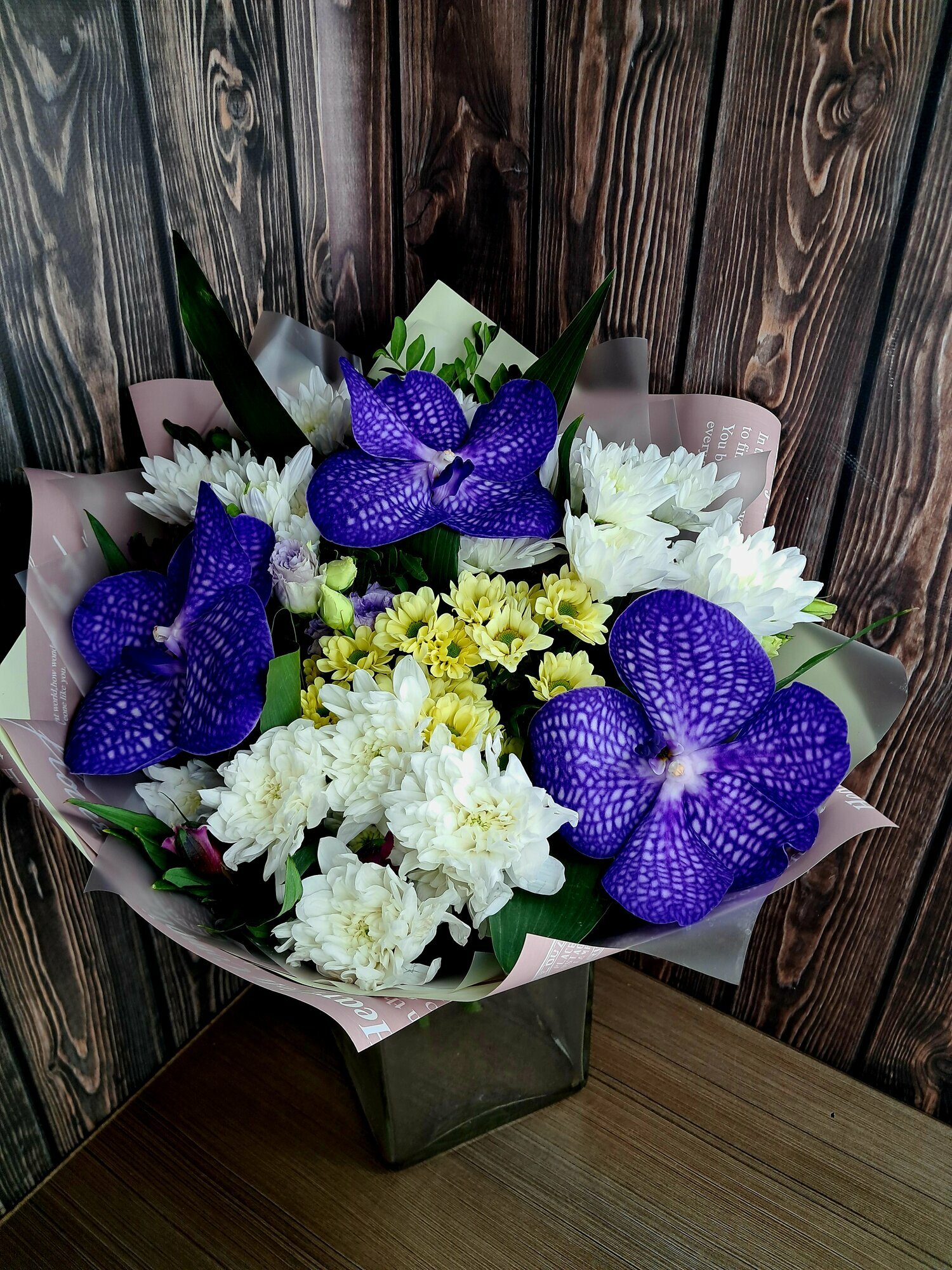 Букет " Ванда" с белоснежной хризантемой и сантини, в стильной упаковке, для женщины, девушки, бабушки