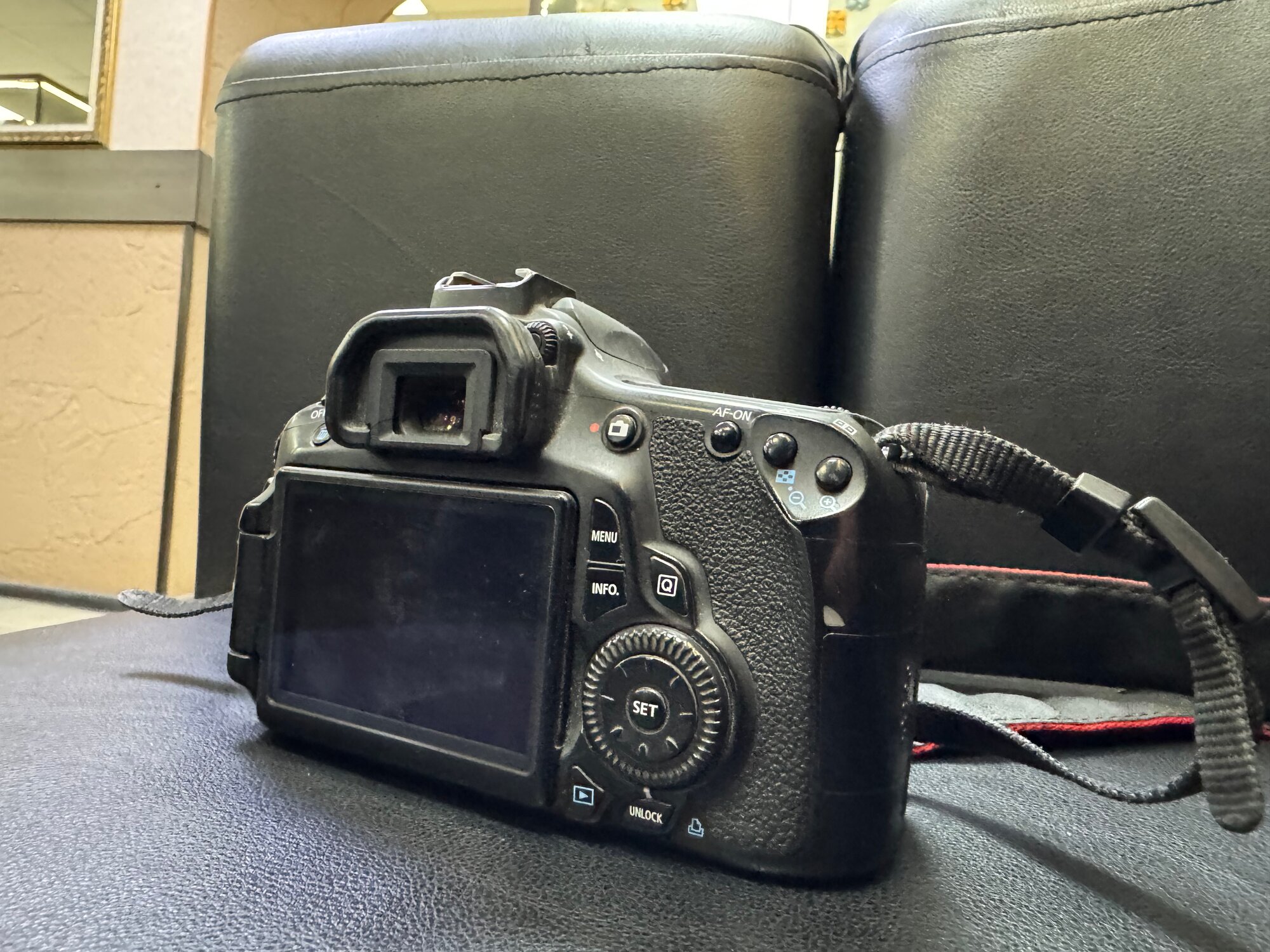 Фотоаппарат Canon EQS60D