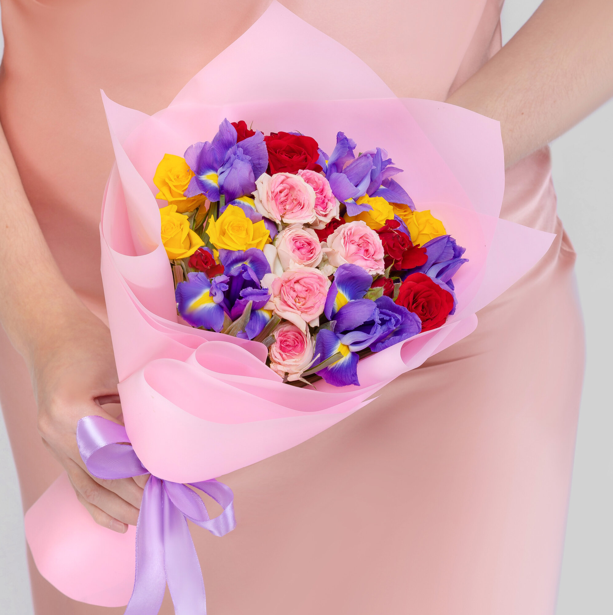 Дуо-букет Мегацвет24 "Роза кустовая микс и ирисы синие", 40 см, дизайнерская упаковка