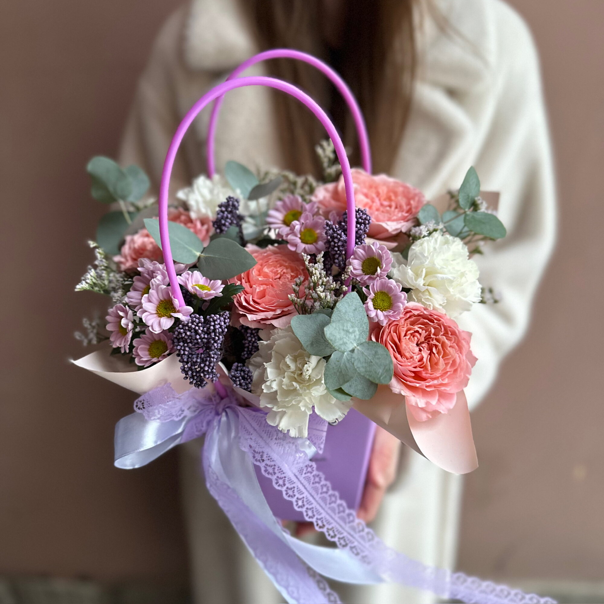 Цветы в сумочке «Polly»( роза пион. Джульетта , эвкалипт , сантини, диантусы белые, сухоцветы )