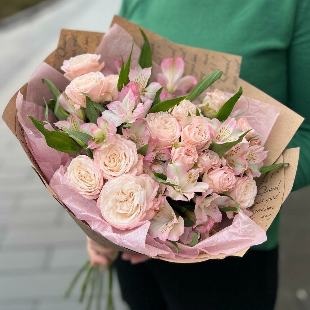 Букет из кустовых роз и альстромерий в крафте - римская роза