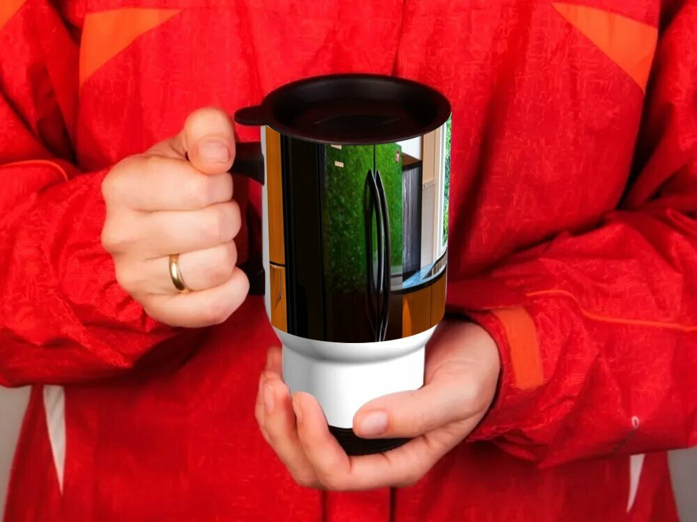 Тремокружка для авто с принтом "Кухня в современном стиле с деревянными шкафами и черной холодильной машиной. На рабочей поверхности черная гранитная столешница, рядом мойка." 0.5 л.