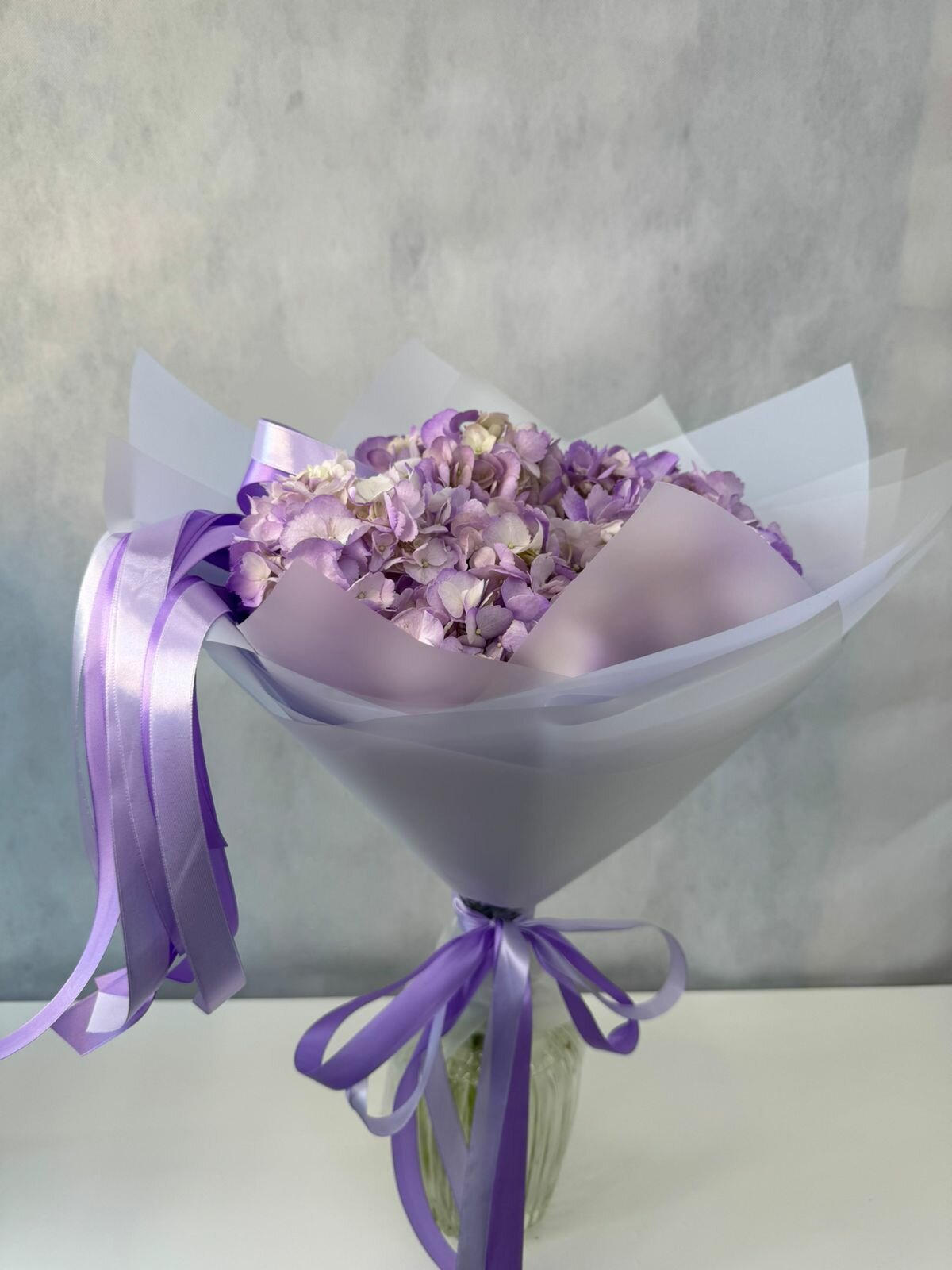 Букет из гортензии, лавандовый, аквабокс, бант, 5 шт, высота 55 см