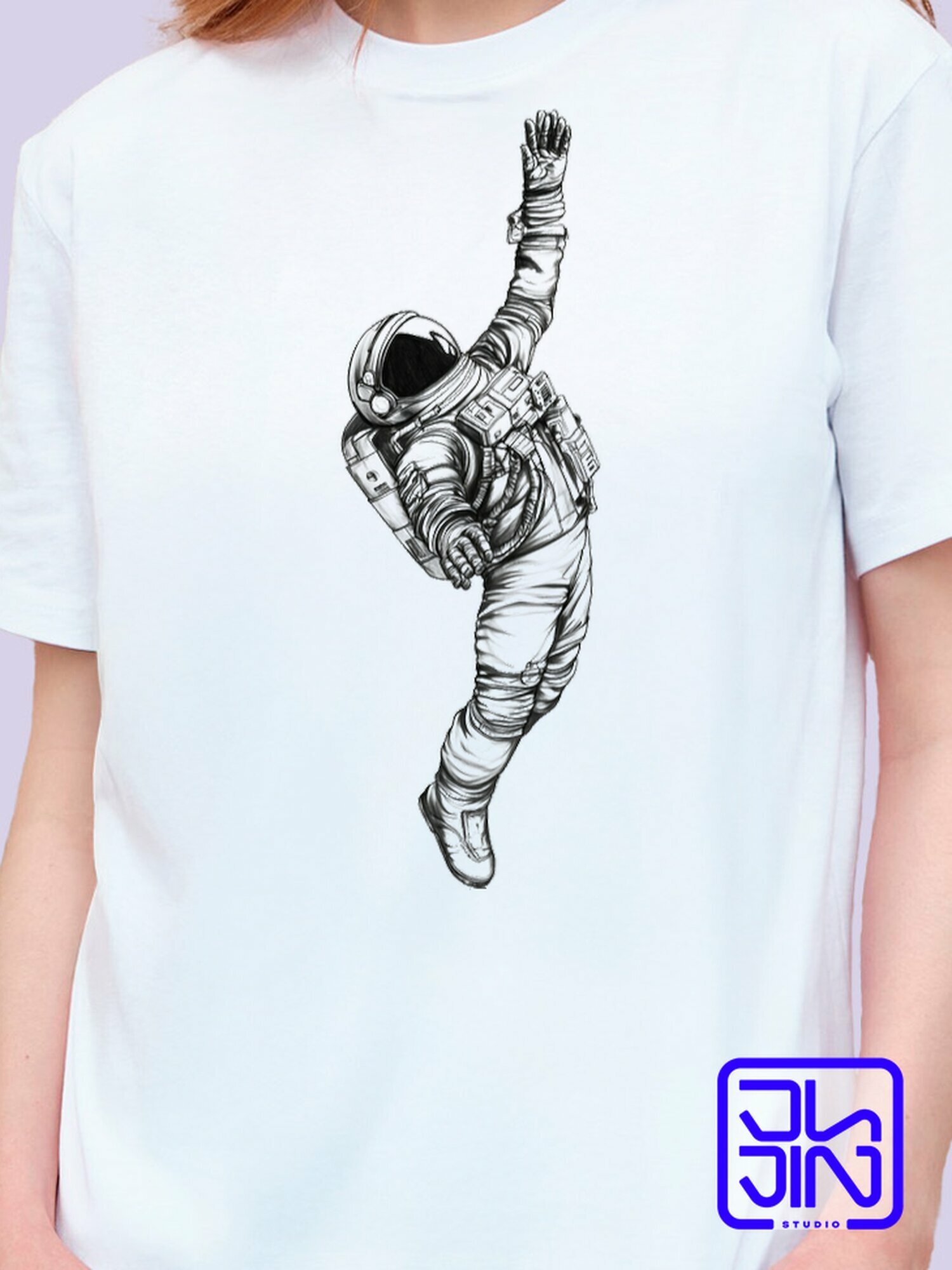 Футболка классическая женская с авторским принтом Астронавт в крутом, модном скафандре черно белая графитовая иллюстрация космос, белый хлопковый трикотаж с прикольным рисунком на груди