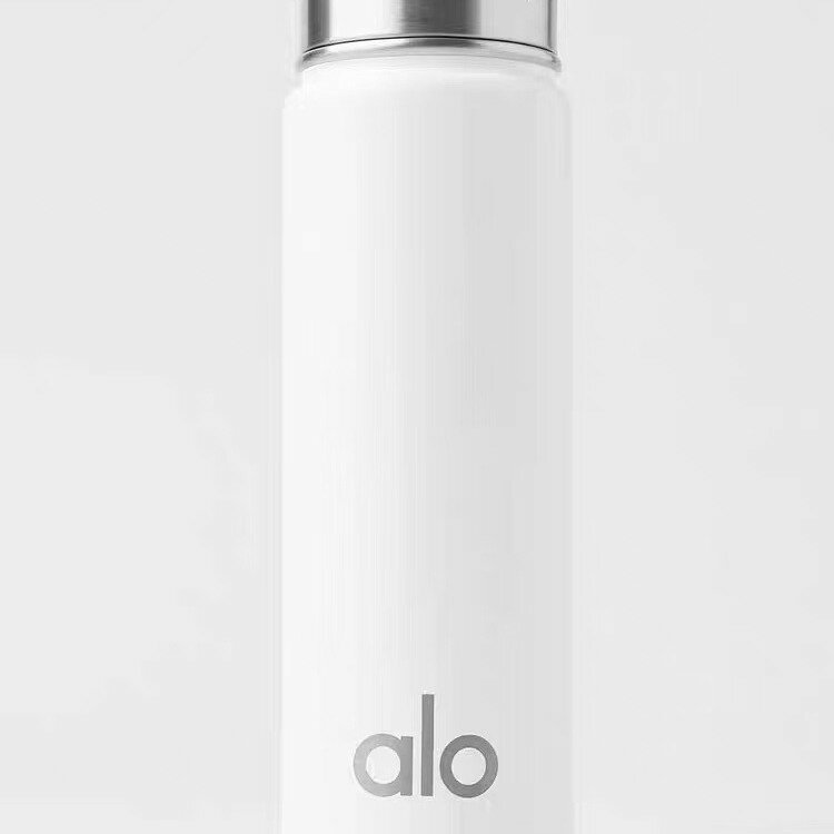 Новая термоизоляционная бутылка для воды Alo WaterBottle316 удерживает влагу во время тренировок, а винтовая ручка легко переносится.