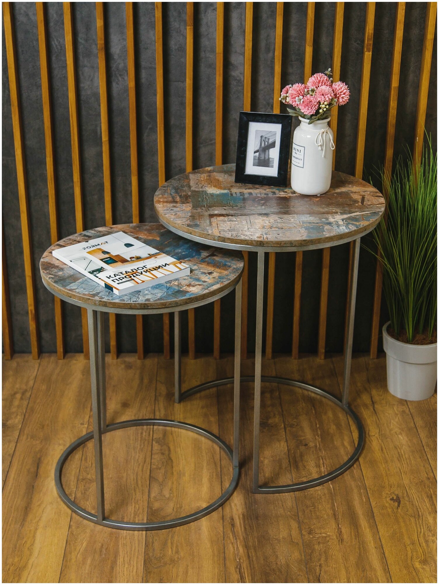 Чайный столик круглый для гостиной, в офис, прихожую, спальню, в медицинский центр, с железной серой ножкой