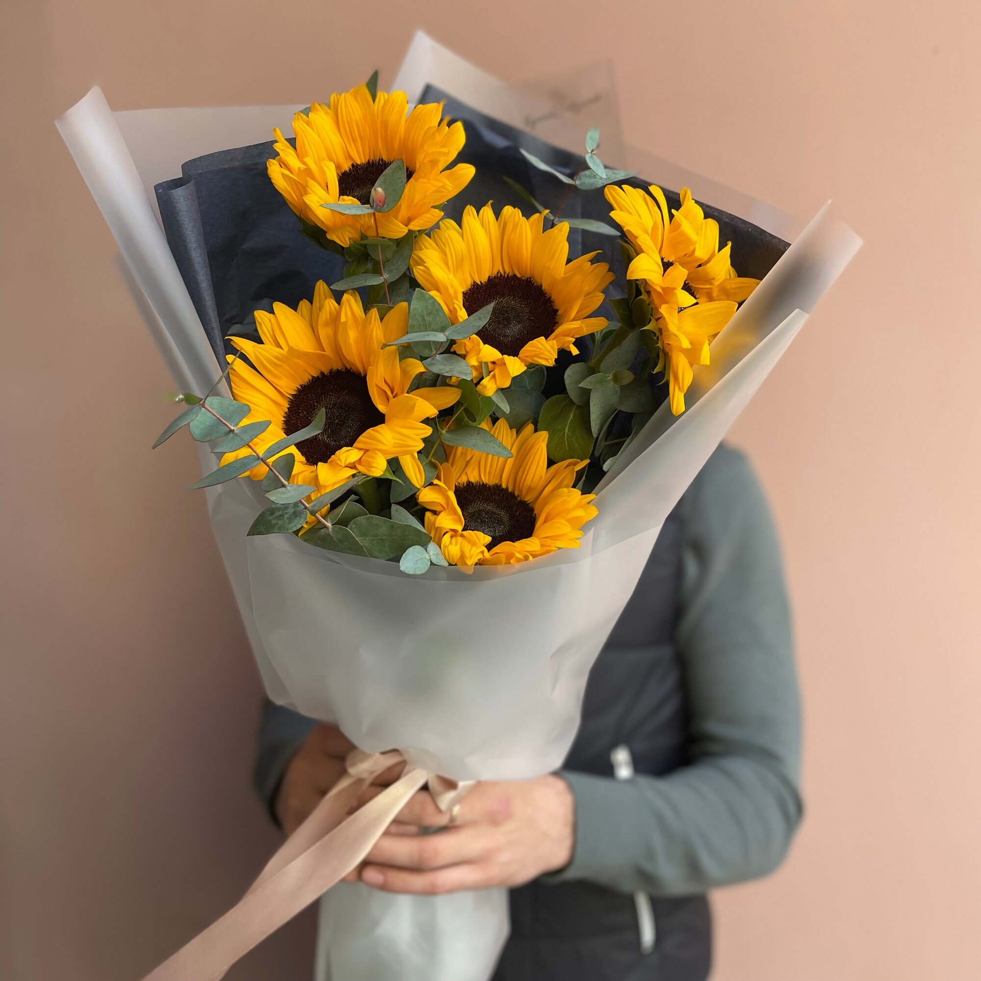 Букет цветов "Утро в поле", (подсолнухи ) 5 подсолнухов с эвкалиптом «Букет-Мукет»