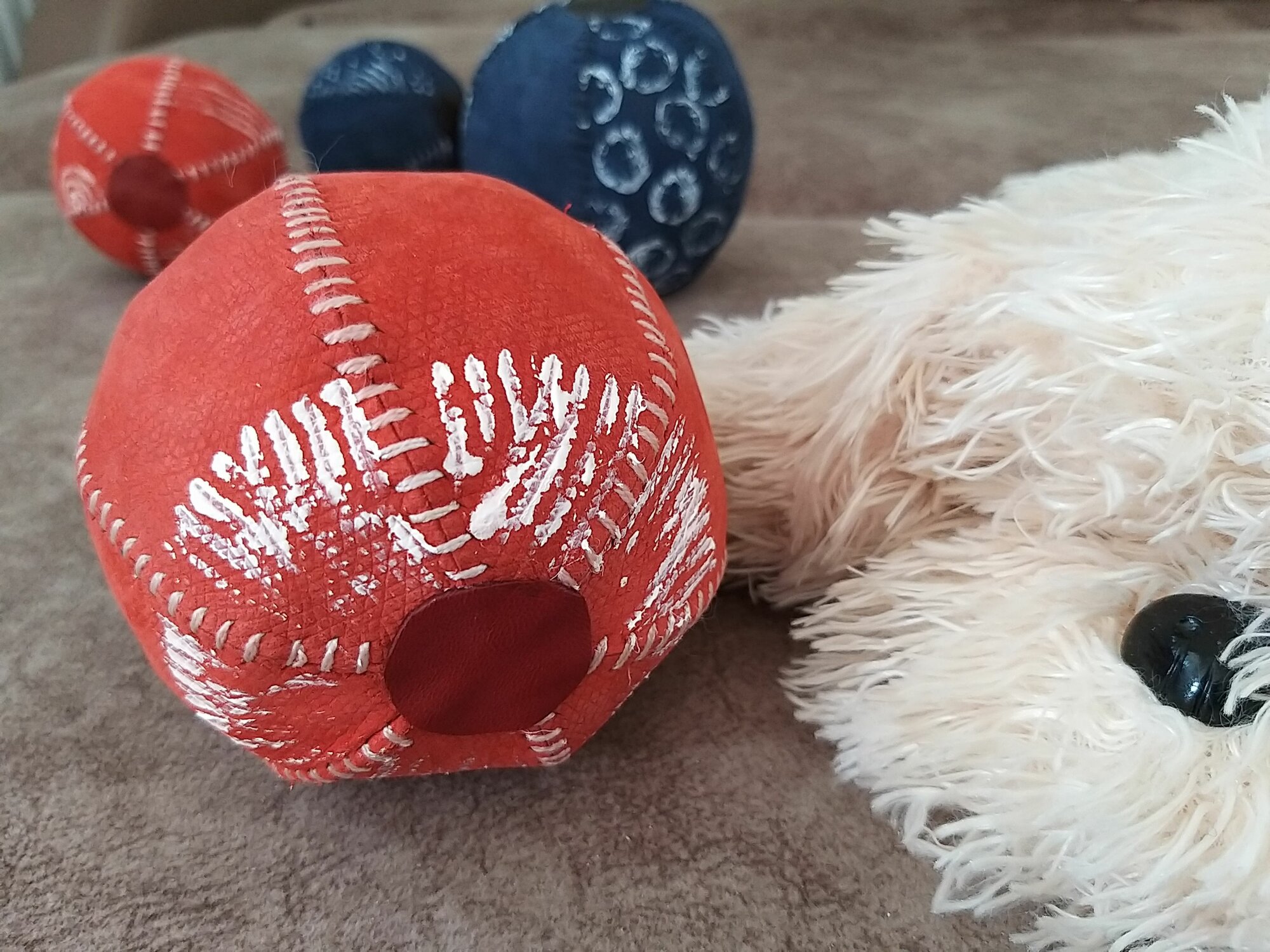 Мяч кожаный красный большой, для игр с собакой, погремушка, тихий, легкий, 10 см, ручная работа