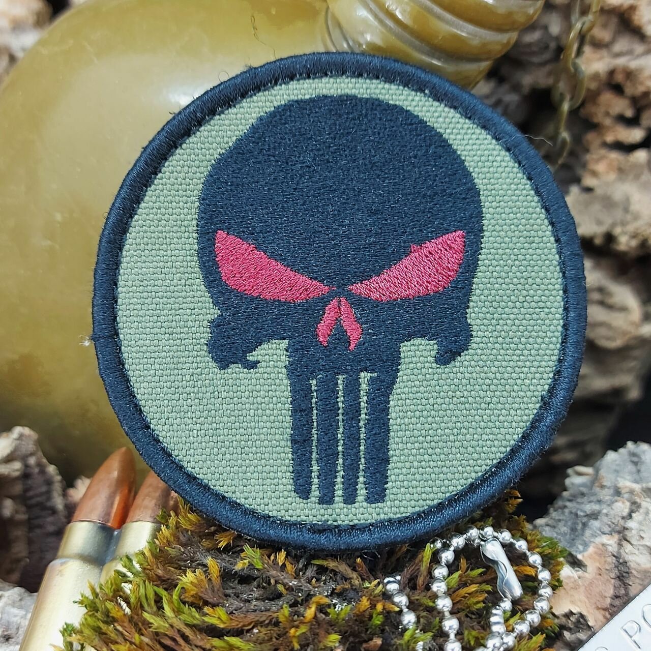 Нашивка панишер / каратель вышитая на липучке D-7,5 оливковая