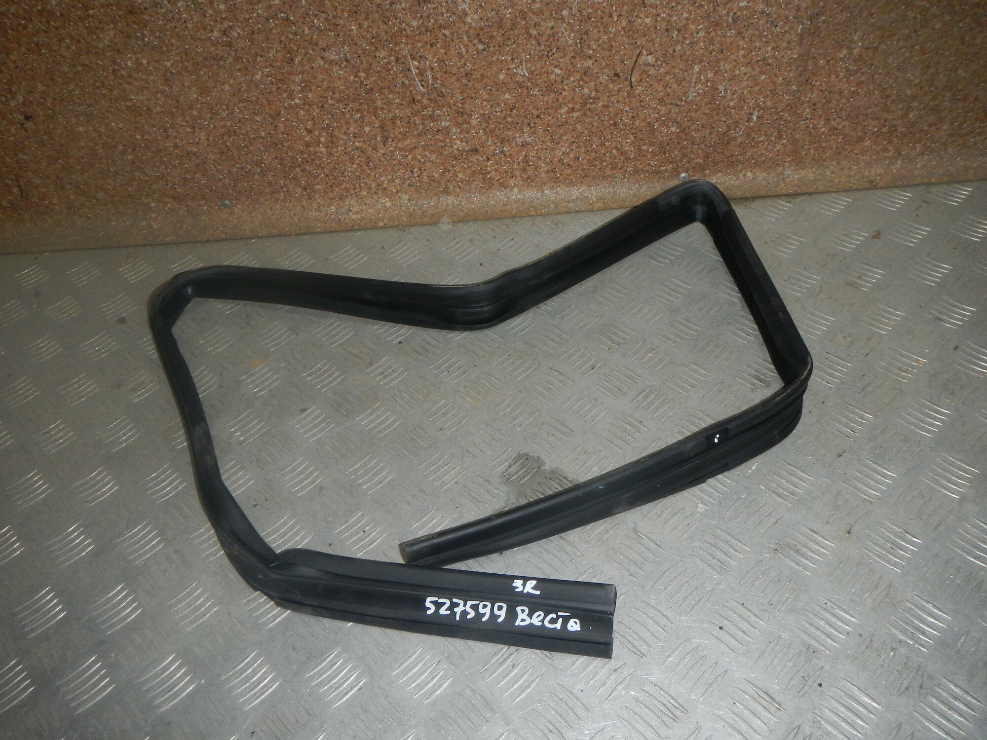 Б/У Уплотнитель стекла двери задней правой, ВАЗ-LADA VESTA (веста) LADA VESTA (Веста) Новый, деформирован. 527599 LADA а...