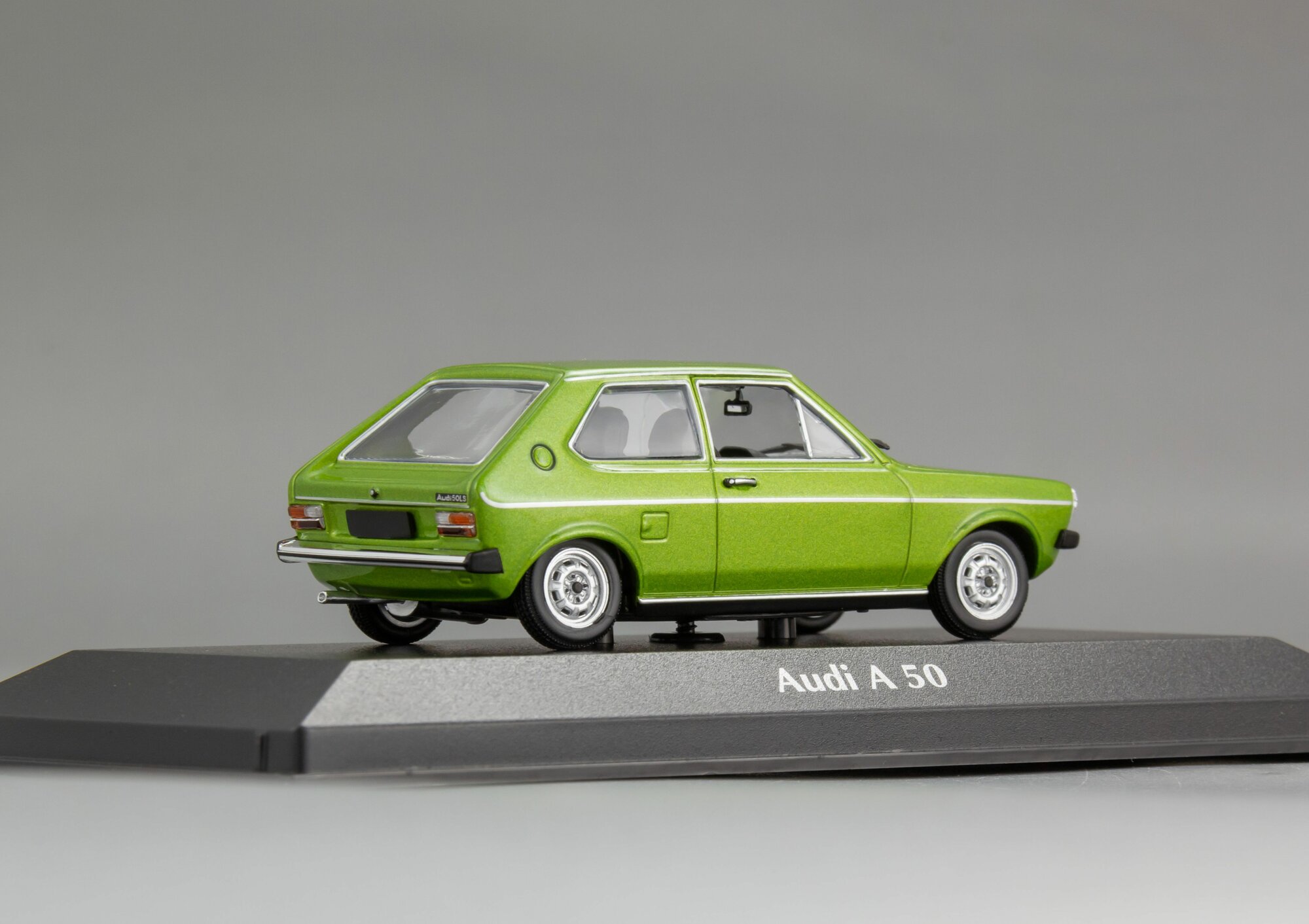 Коллекционная масштабная модель 1:43 Audi 50 - 1975 от Maxichamps — фото 1
