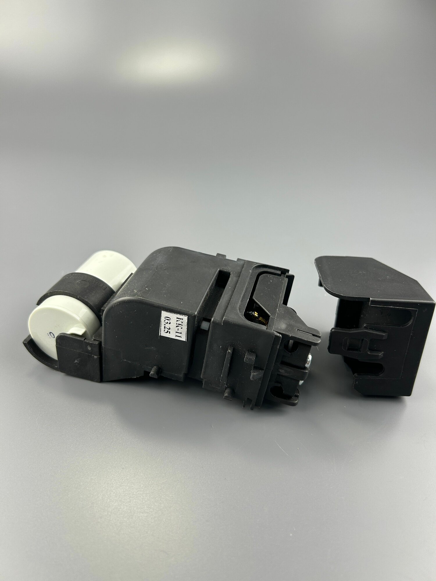 Блок пускозащитный КК11 (РКТ5) для холодильника Атлант 064114901210