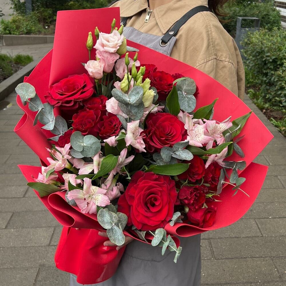 Букет из красных роз, эустомы, кустовых роз и альстромерий - римская роза