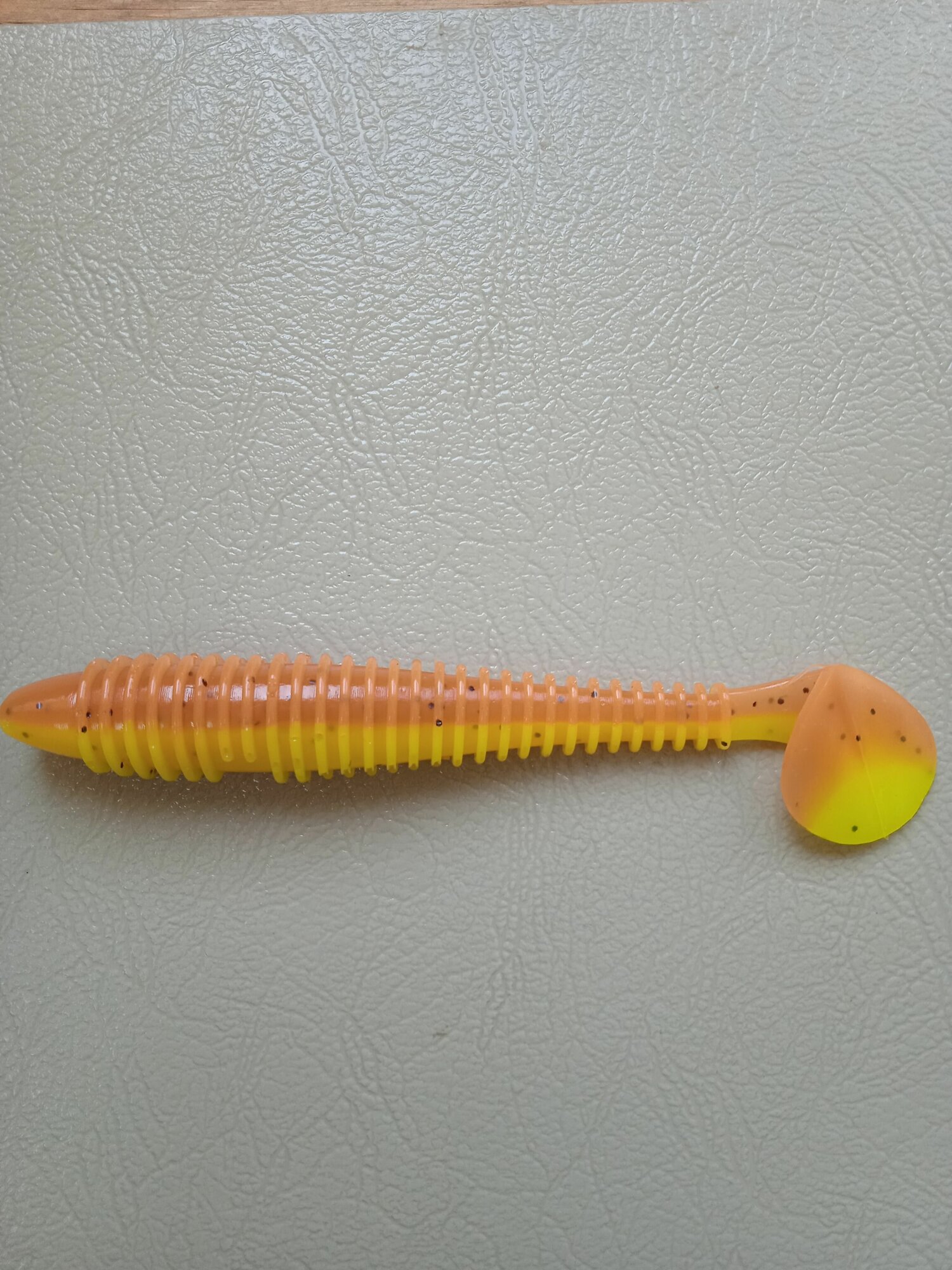 Мягкая силиконовая приманка Свинг Фат (Ribbed Worm) 150мм, 2 шт. Коричнево-желтый (Iris).