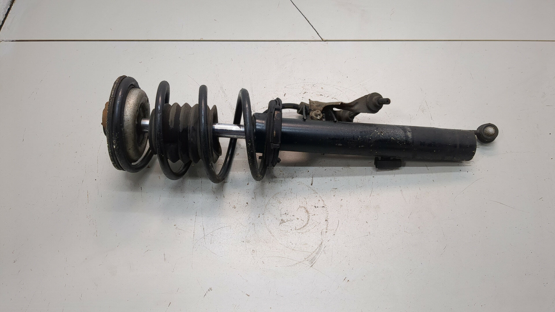 Амортизатор подвески левый передний BMW 3 E90, E91, E92, E93 Б/У
