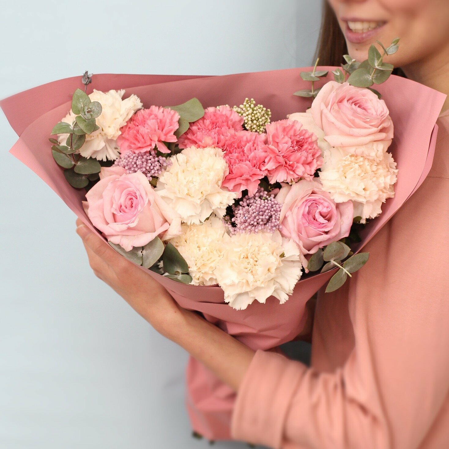 Авторский букет 15 с садовой розой, диантусом, озотамнусом и эвкалиптом