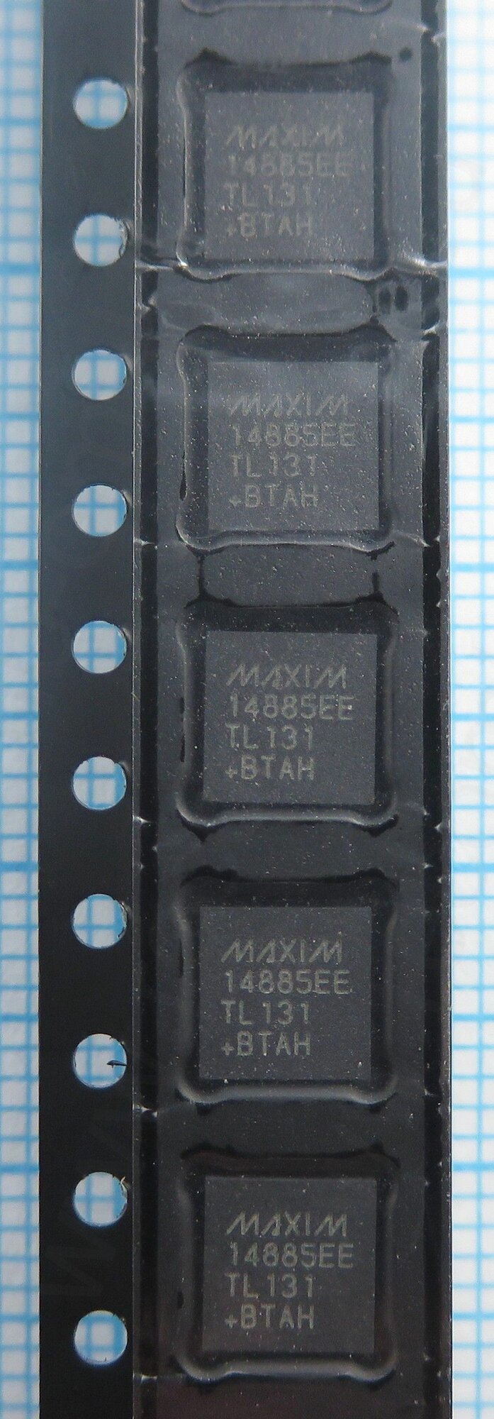 MAX14885EE 14885EE - Low-Capacitance VGA 2:2 Dual-Graphics Crossover Switch — фото 1