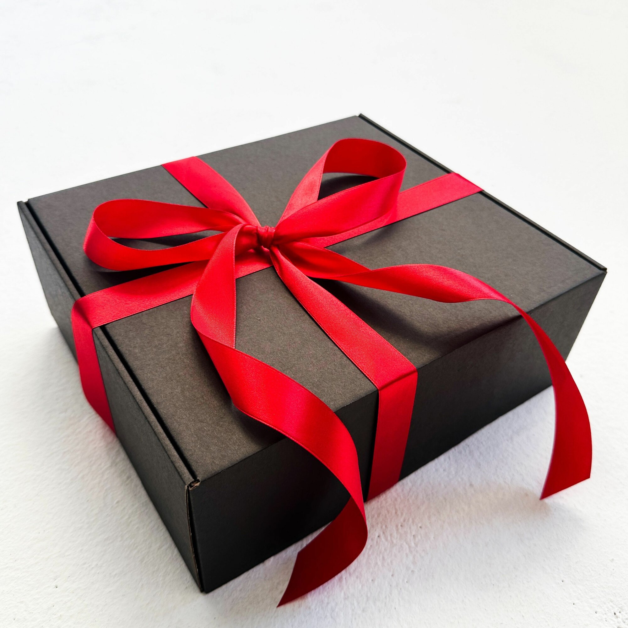 Подарочная коробка GILEV 27х25х10см черная с наполнителем и красной лентой